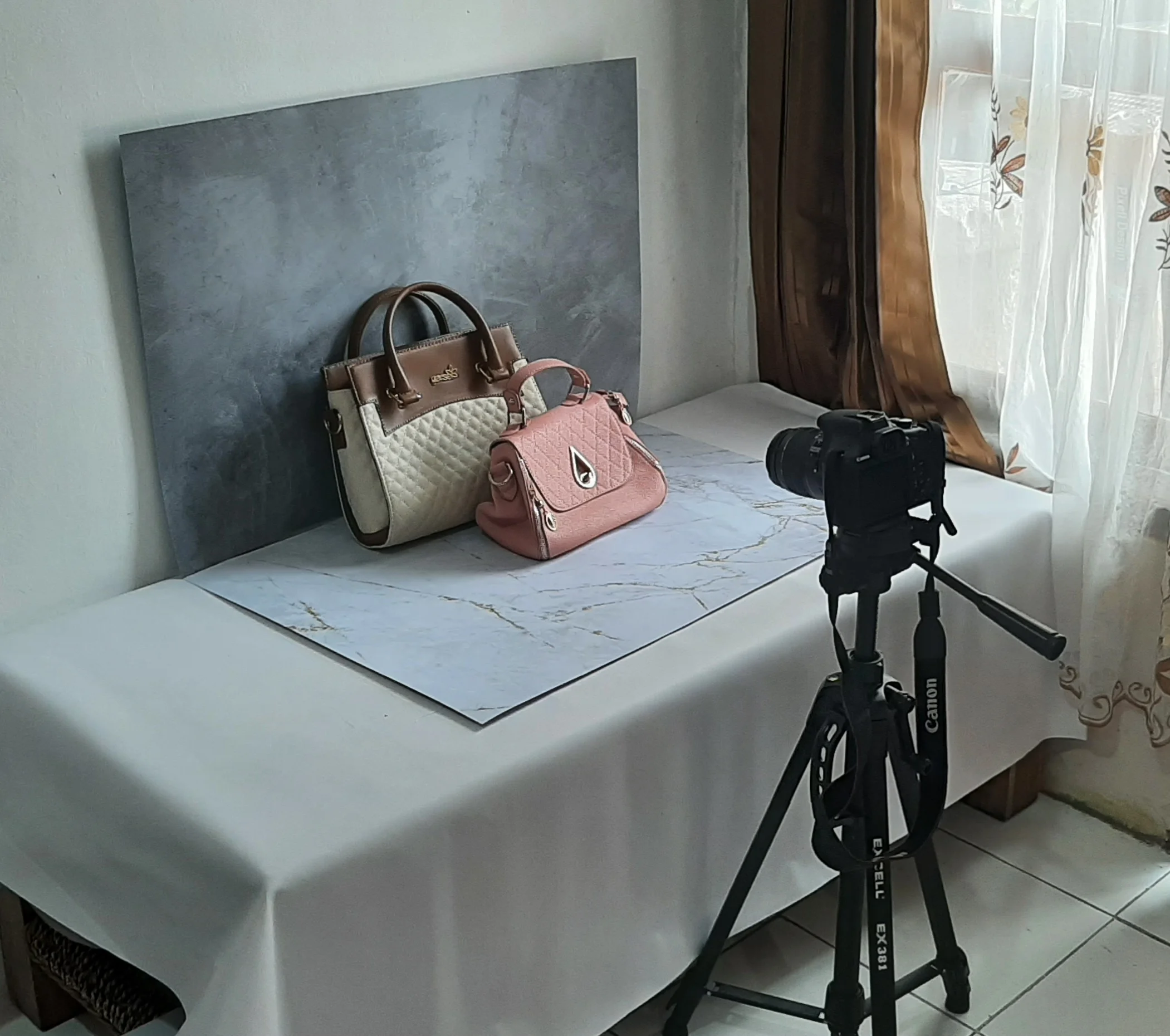 Foto Produk Aesthetic dengan Background yang Unik